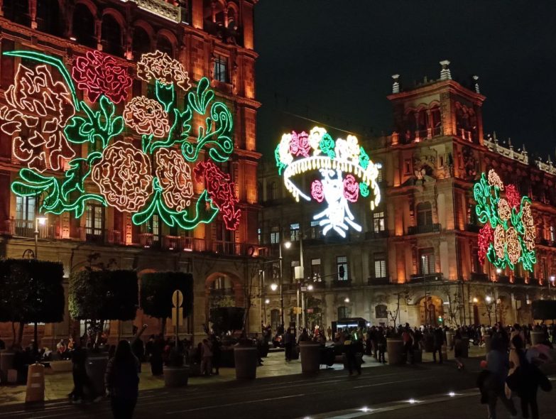 El Zócalo de la CDMX se llena de 32 ofrendas para conmemorar el Día de ...